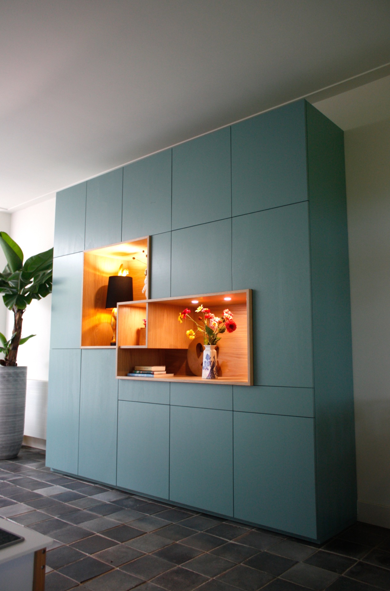 Kast met grote toonvakken - Studio Hamerhaai