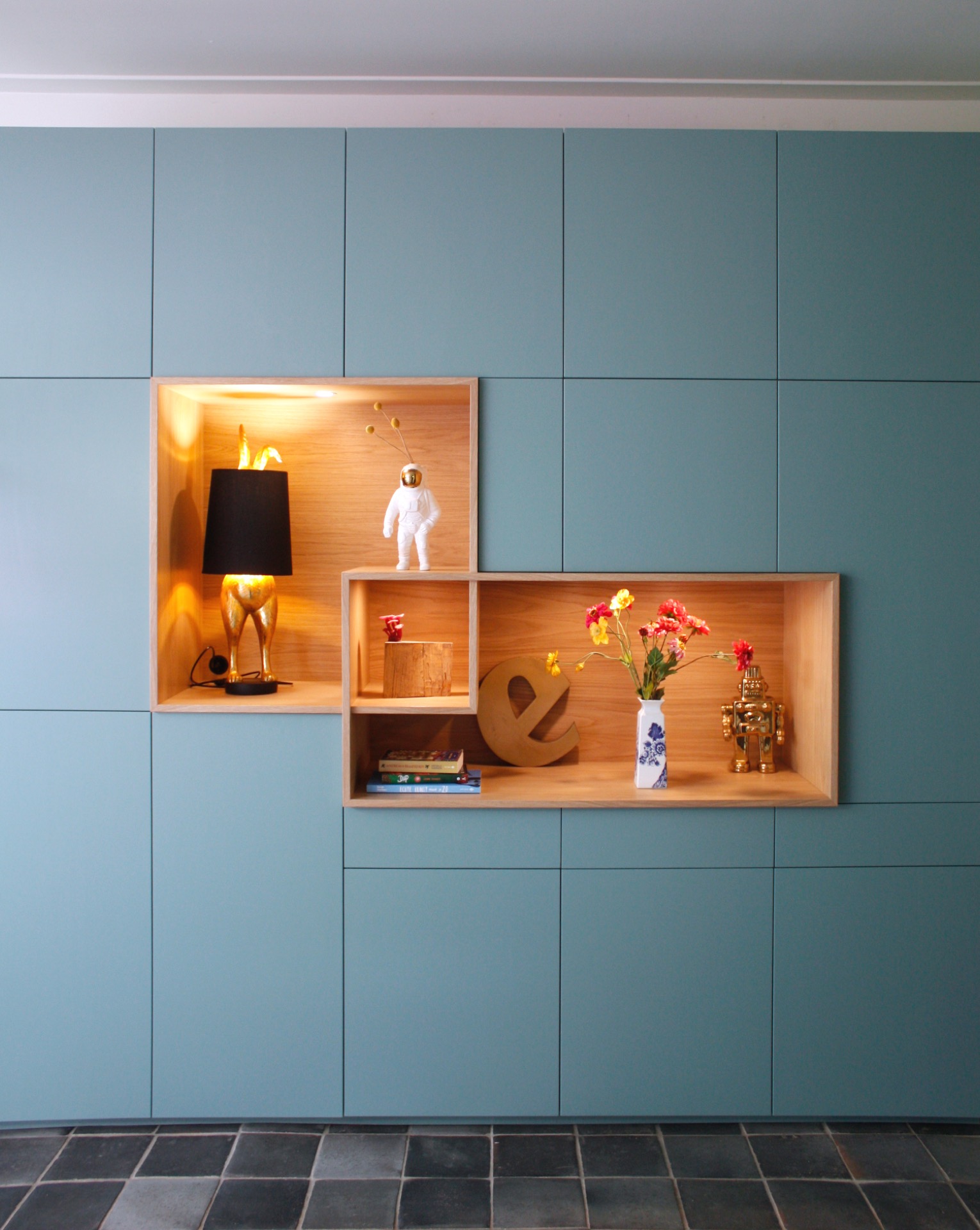 Kast met grote toonvakken - Studio Hamerhaai