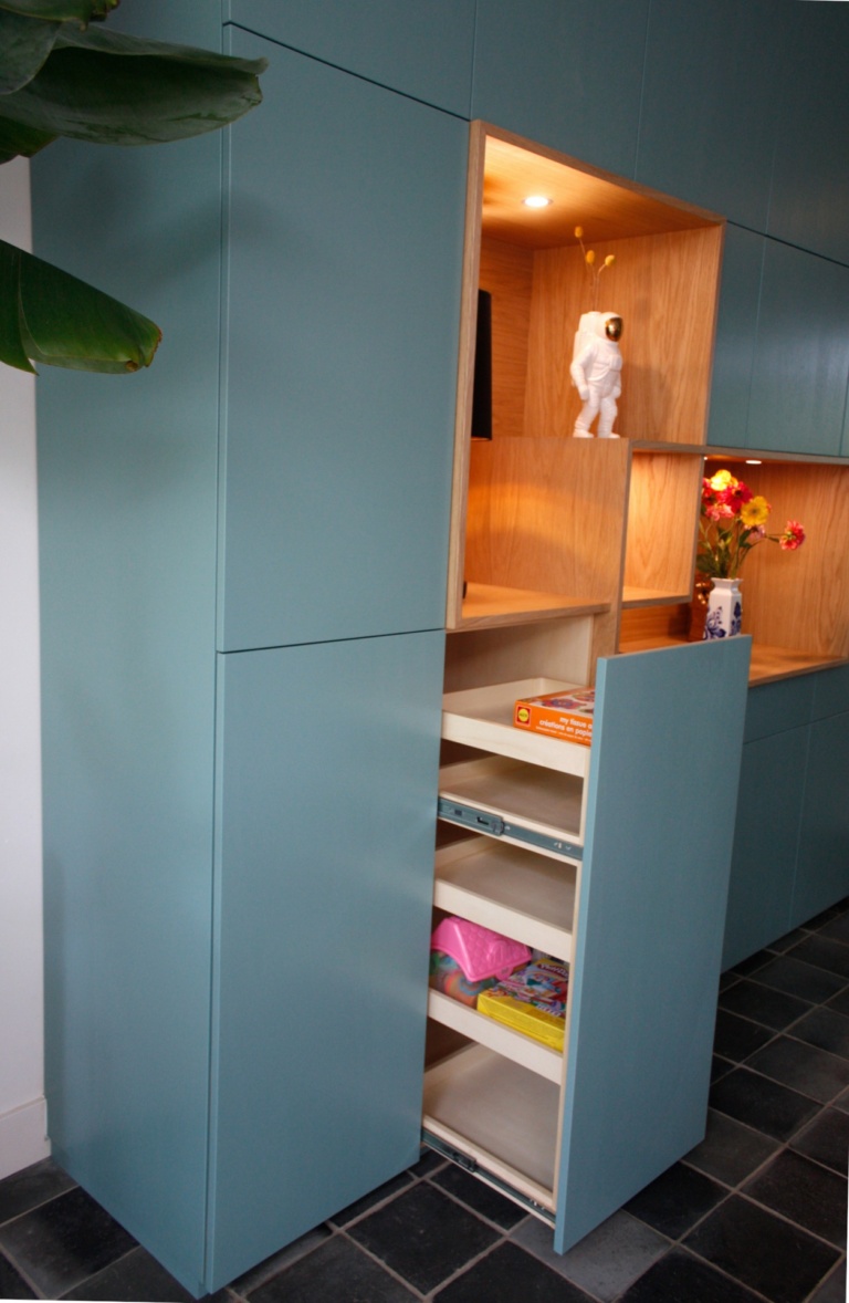 Kast met grote toonvakken - Studio Hamerhaai